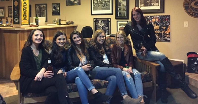 Photo Of 6 Friends Sitting On A Couch Baffles People Everywhere For All ...