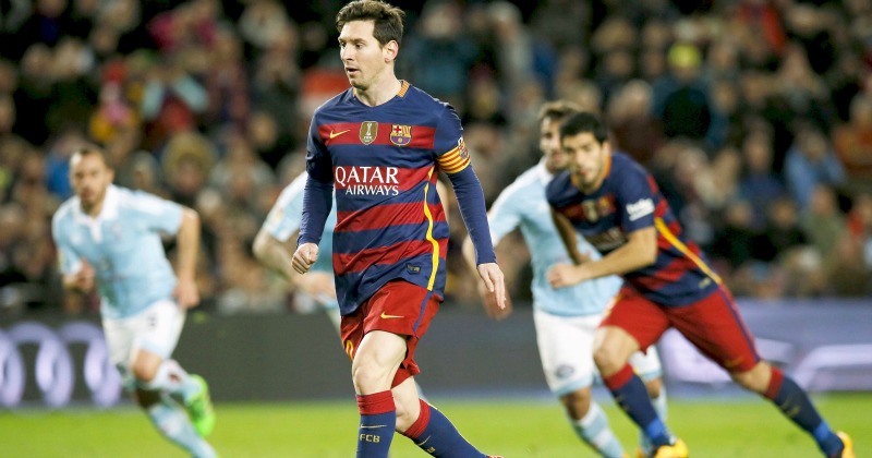 Lionel Messi Passes On Penalty Kick To Luis Suarez And Helps Him Net A ...