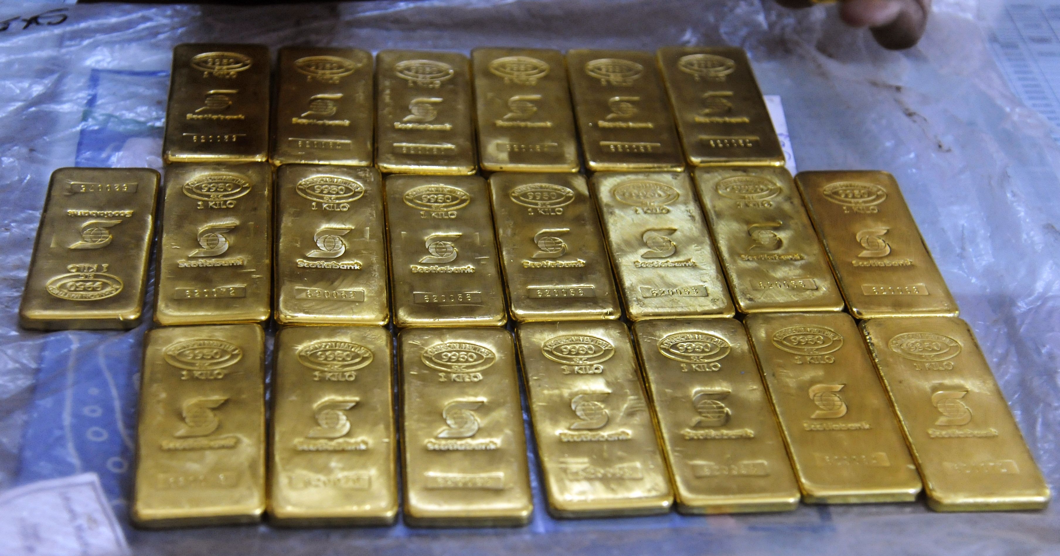 Robbers Attack Guard, Loot 14 KG Of Gold Bars Worth Rs 4 Crore In Ahmedabad Robbers Attack Guard, Loot 14 KG Of Gold Bars Worth Rs 4 Crore In Ahmedabad