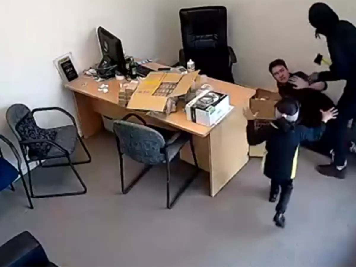 6 Year Old Indian Girl Takes On An Axe Attacker At Her Dads Store In