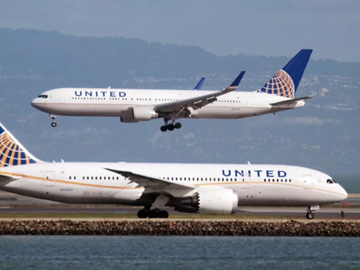 Female Pilot Removed From Cockpit After She Ranted About Her Divorce To ... Female Pilot Removed From Cockpit After She Ranted About Her Divorce To ...