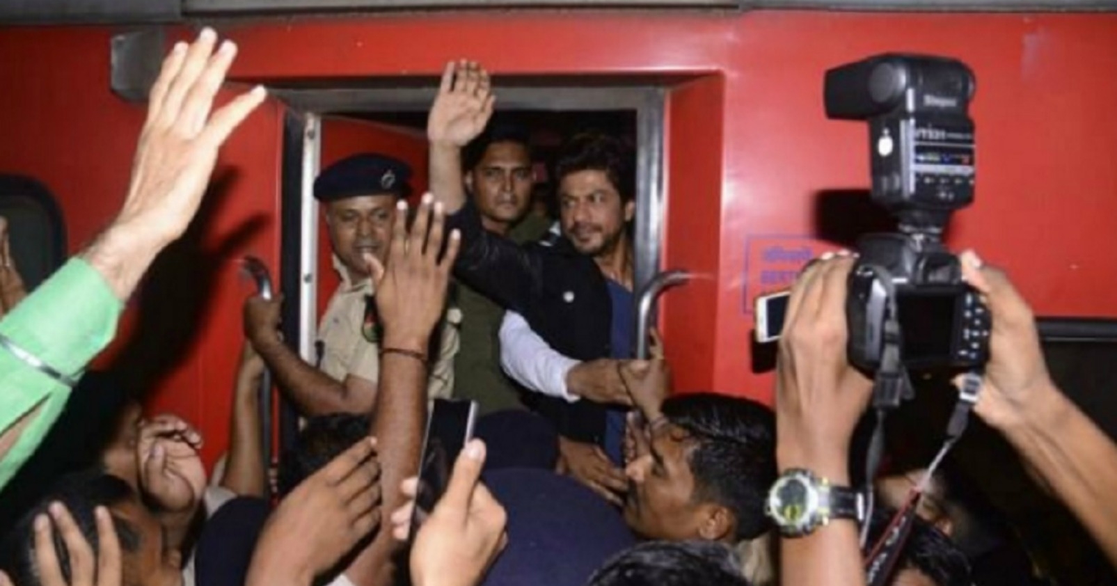 SRK's Promotional Train Ride For Raees Turns Fatal, Leaves One Dead ...