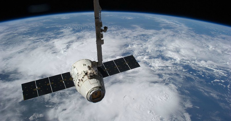SpaceX's Dragon Capsule Just Became The First Private Agency Spacecraft ...