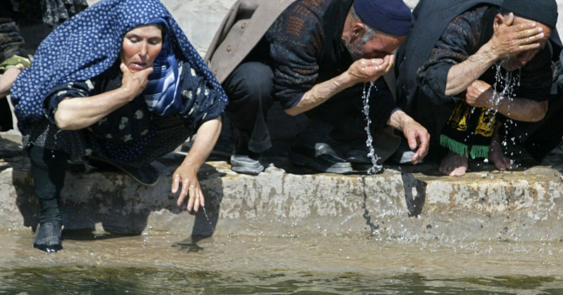 ISIS Destroys Water Supply To Raqqa, Desperate People Risk Their Lives ...