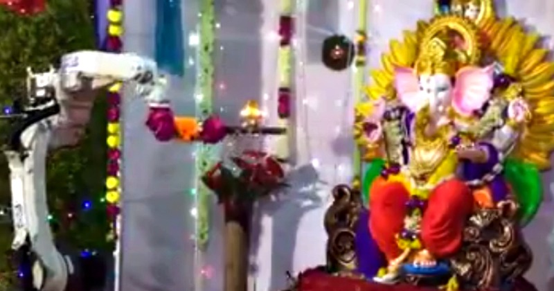 Video Of A Robot Performing Aarti During Ganesh Chaturthi Celebrations ...