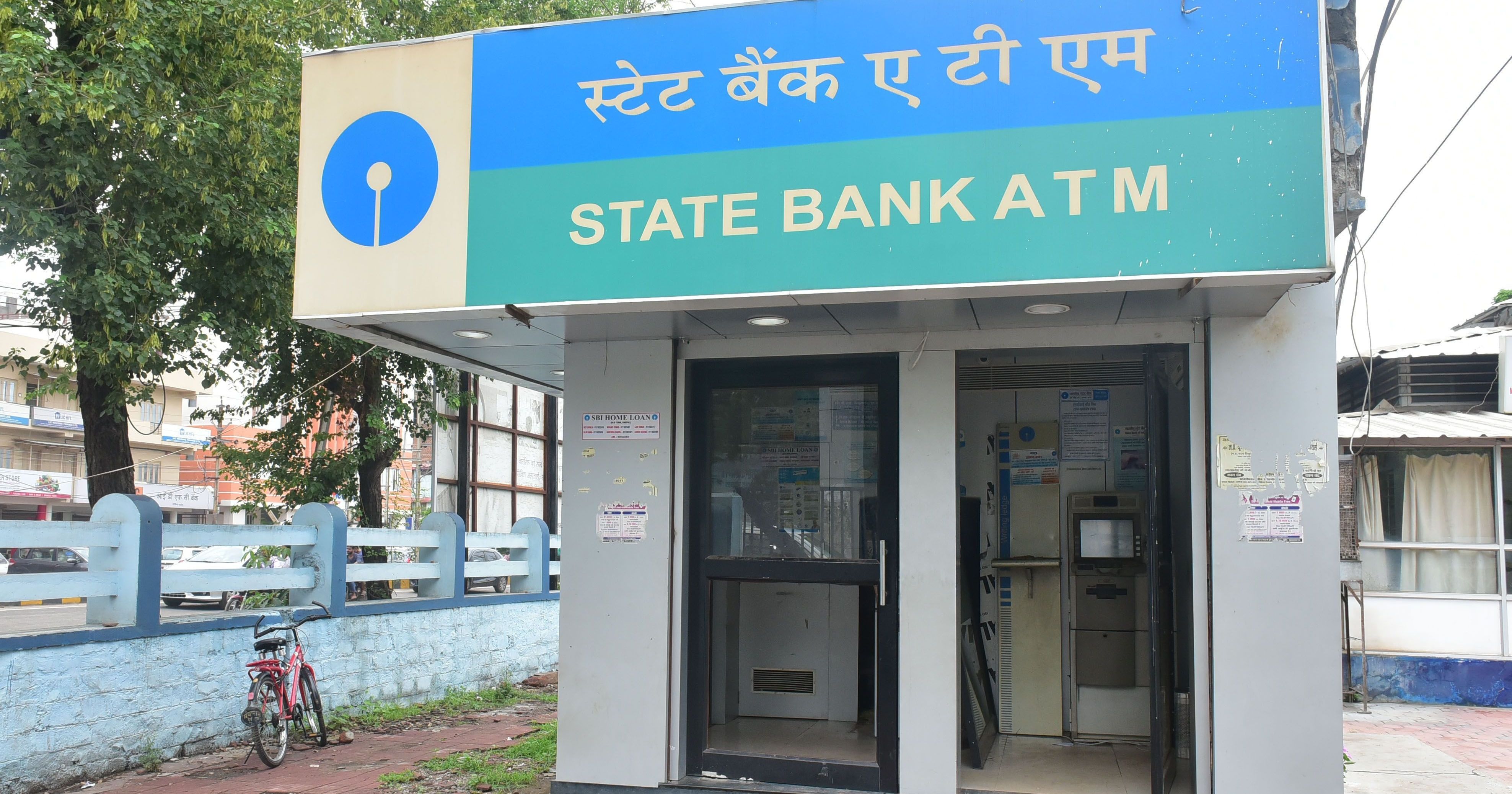 Cash Logistics Man Steals Lakhs Of Rupees From An SBI ATM That Was ...