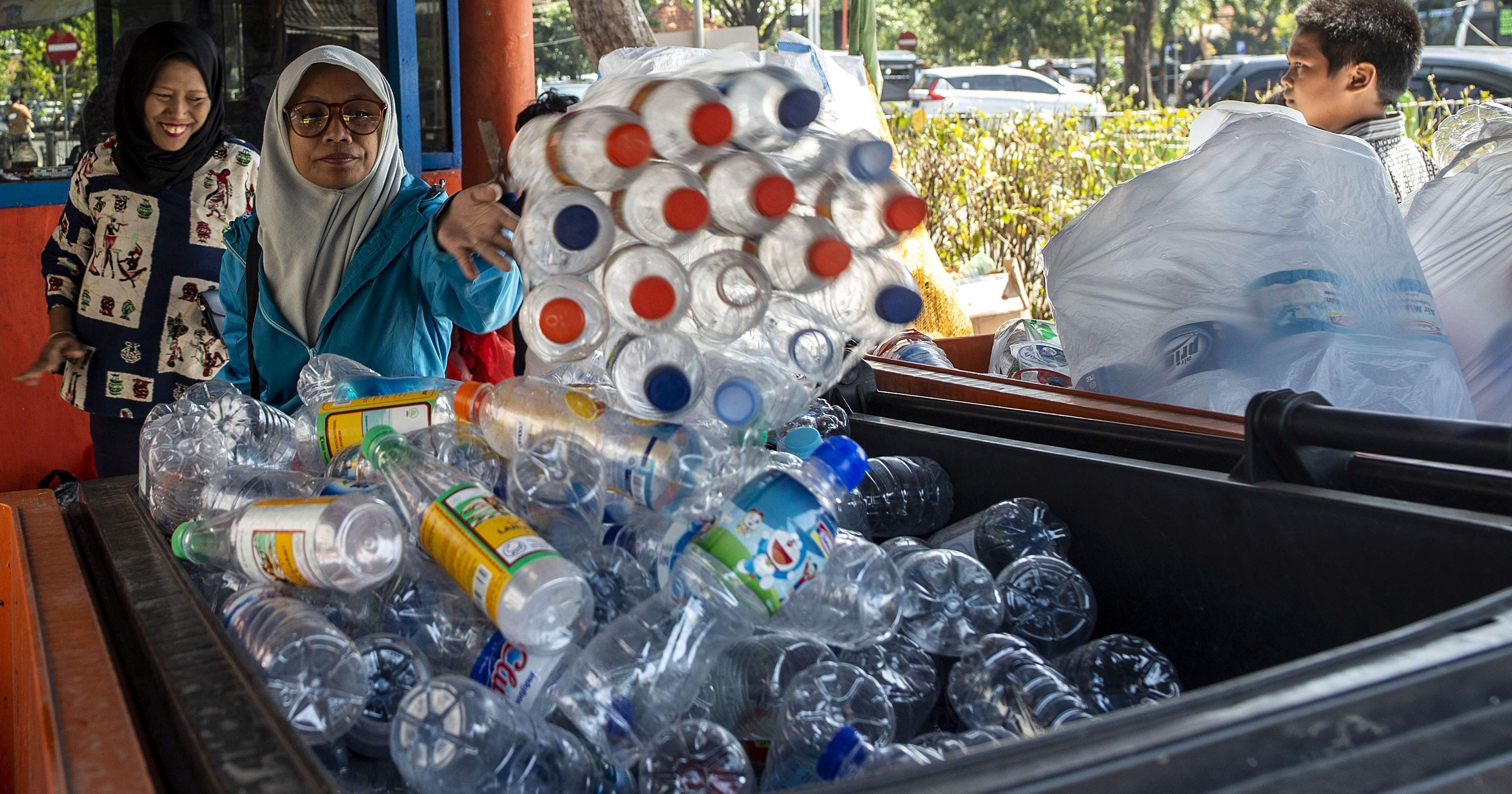 Indonesia Shows The Way To Collect Plastic Waste!