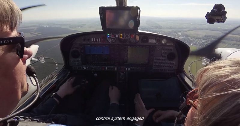 For The First Time Ever, An Autonomous Plane Lands Without Any Input ...