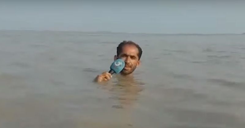'In-Depth' Reporting: Pakistani Journalist Stands In Neck-Deep Water To ...
