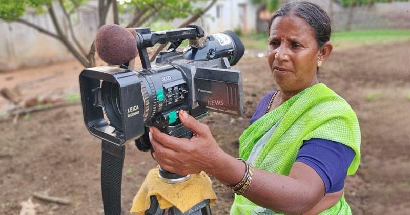 मिलिए दलित महिला रिपोर्टर्स से, ये कैमरे से बदल रही हैं किसानों की ज़िंदगी।Meet the dalit women ...