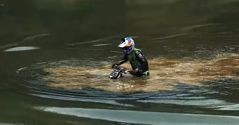 Video Shows Electric Dirt Bike Running Under Water With Ease