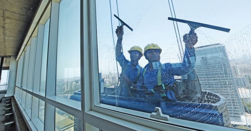 जान हथेली पर रख ऊंची-ऊंची बिल्डिंग साफ़ करना, ये है एक Glass Cleaner की ...