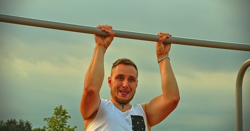 How To Do Pull Ups - Benefits, Correct Technique, Types, Hand Grip ...