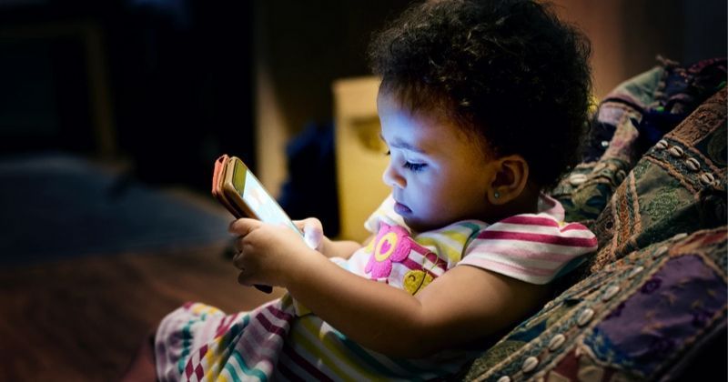 Toddlers Can't Learn From Watching Videos On Screen, They Need Parents ...