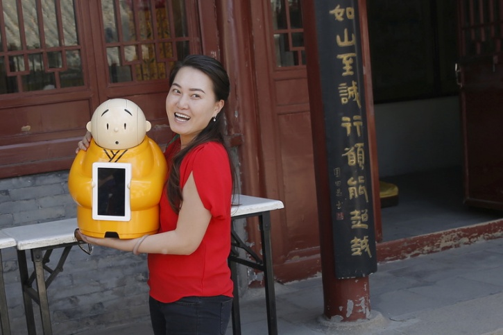 This 500-Year-Old Chinese Temple Has A Robot Buddhist Monk To Help You ...