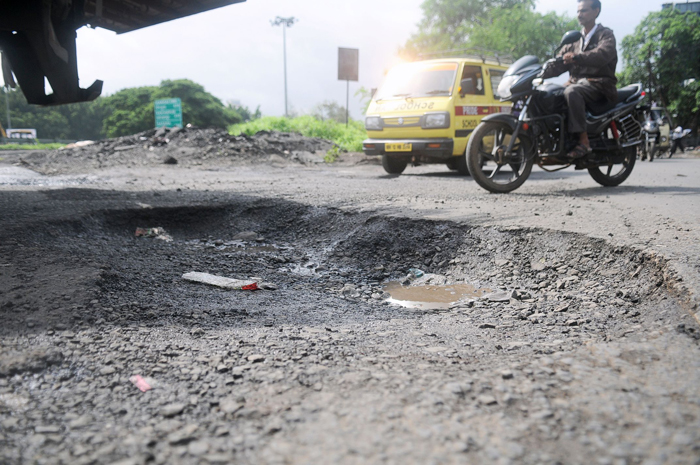 3,416 People Died In India Because Of Potholes Last Year, 10,000 Died ...