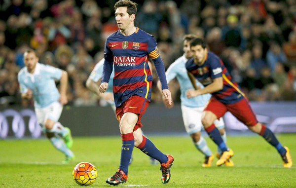 Lionel Messi Passes On Penalty Kick To Luis Suarez And Helps Him Net A ...