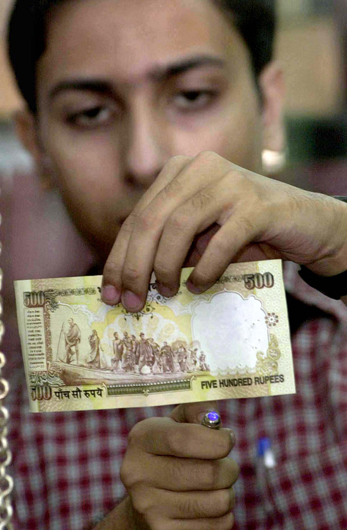All You Need To Know About Fake Currency, How It Enters India And What ...