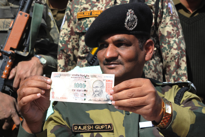 All You Need To Know About Fake Currency, How It Enters India And What ...