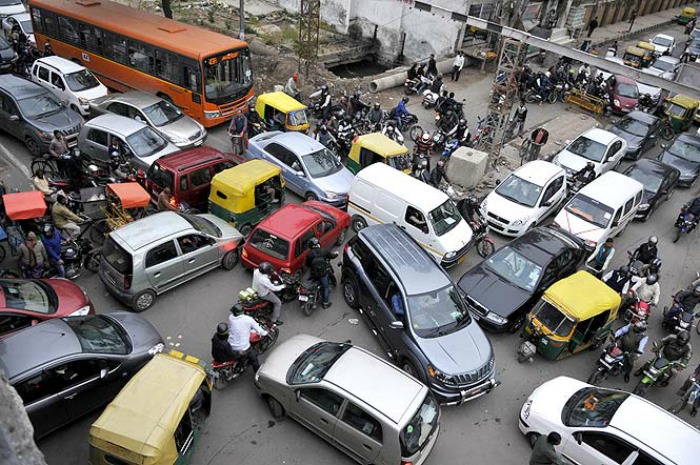 Signal-Free Corridors Not Practical In Delhi, Traffic Intersections ...