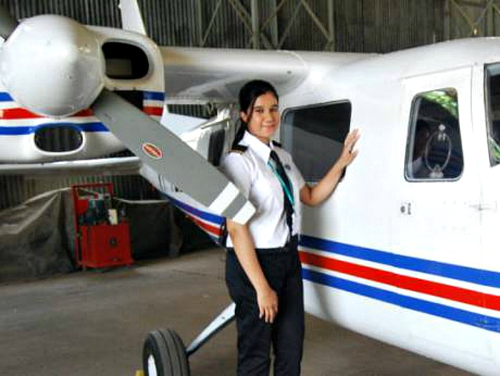 Meet Ayesha Aziz, India's Youngest Pilot Who Got Her License When She ...