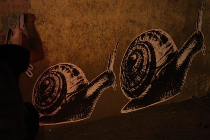 Bengaluru Roads Are So Choked This Artist Is Putting Snail Graffiti ...