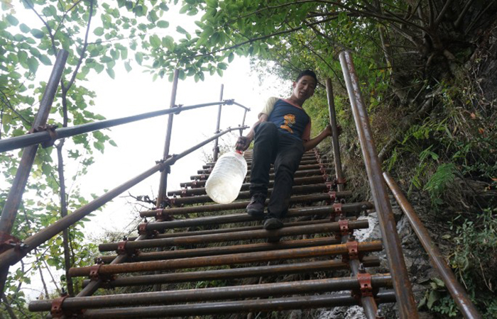 Cliff-Top village In China builds 800 Metre Long Steel Ladder For ...
