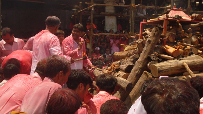 Gujarati Family Wins The Rights To Light Funeral Pyre Of Jain Monk With ...