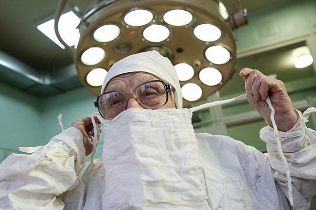 Meet The World's Oldest Surgeon Who Is 89 Years And Still Performs 4 ...