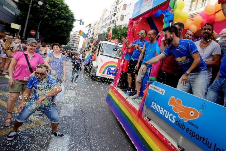 20 Pictures Of Annual Gay Pride Parades Across The World Share Message ...