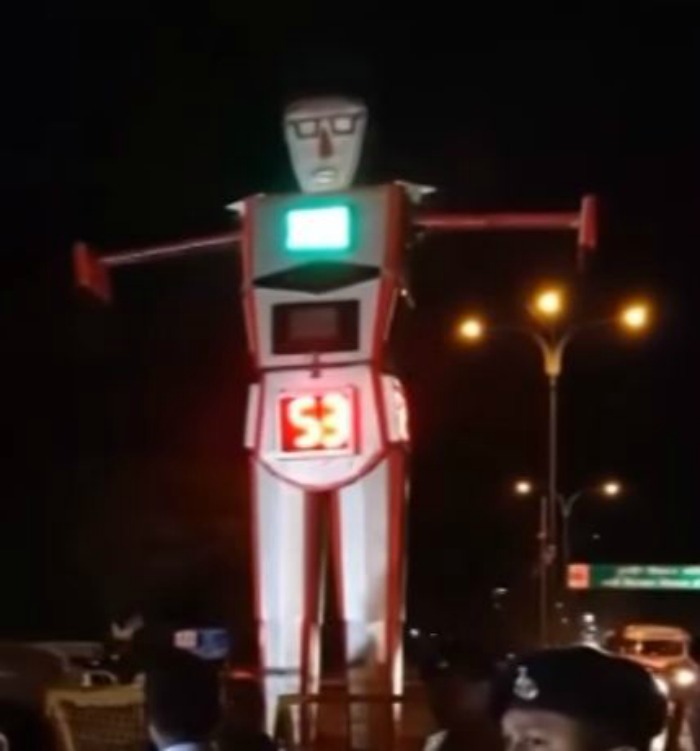 Indore Gets The Country's First 'Robocop', A 14-Foot-Tall Robot Which ...
