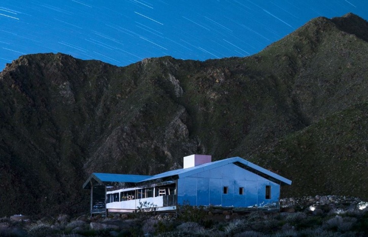 This 'Chameleon House' In California Blends Into Surroundings Because ...