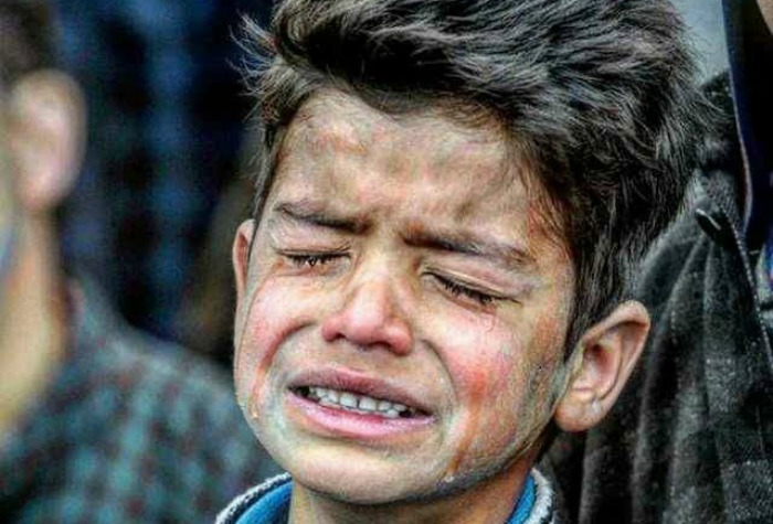 Picture Of A 9-year-old Boy Crying At His Best Friend's Funeral Depicts ...