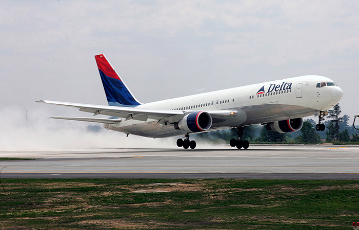 Delta Airlines Removes Family Of Four From A Plane And Threatened Them delta-airlines-removes-family-of-four-from-a-plane-and-threatened-them
