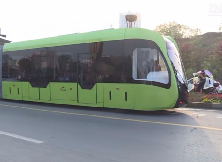 China's Futuristic And The World's First Track-Less Train Finally ...