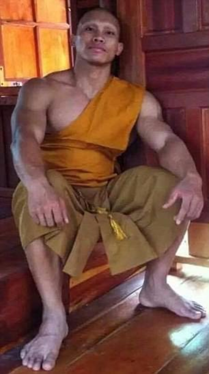 People Can't Stop Gushing Over This Monk From Thailand Who Is Trending ...