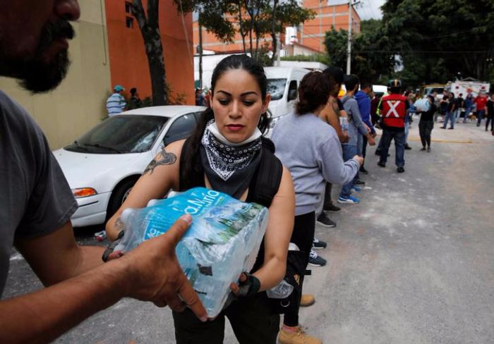 Humanity Wins Yet Again As Volunteers Form A Human Chain To Rescue ...