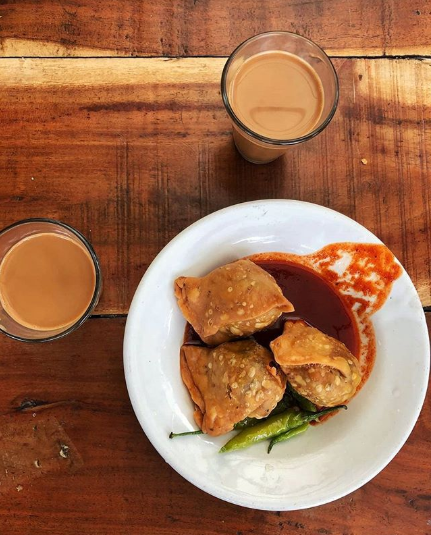 Just 13 Visually Appetizing Pictures Of Chai & Desi Breakfast Combinations!