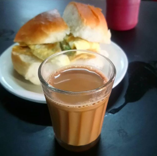 Just 13 Visually Appetizing Pictures Of Chai & Desi Breakfast Combinations!