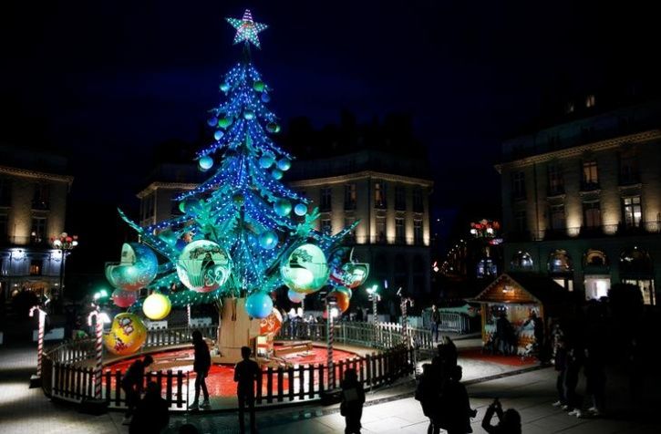 13 Images Show Preparations For Christmas From All Around The World