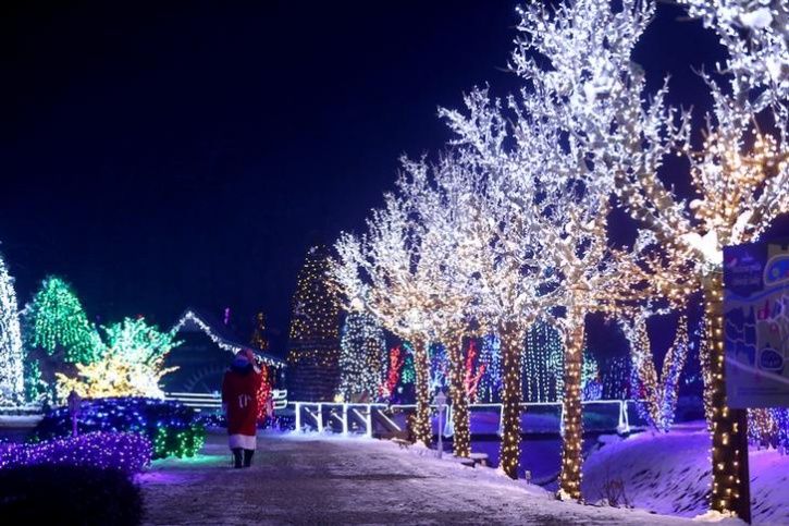 13 Images Show Preparations For Christmas From All Around The World