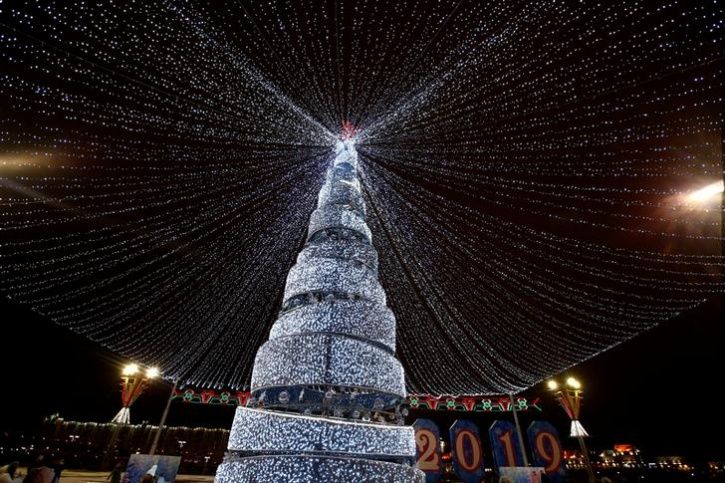 13 Images Show Preparations For Christmas From All Around The World