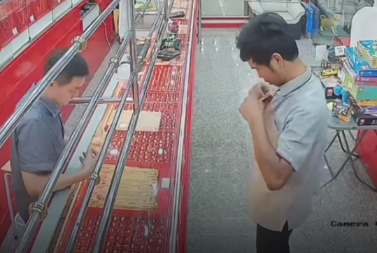 Gold Shop Owner Outwits Clumsy Thief In An Epic Way After He Steals ...