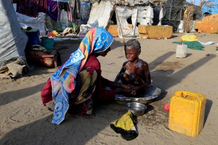 16 Heartbreaking Pictures That Show How A Displaced Yemeni Family Is ...