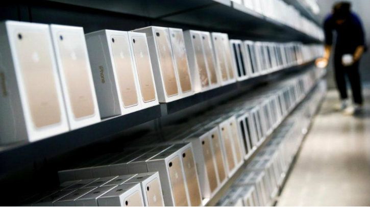 iPhone Explodes & Injures One Person In Apple Store, Smoke Causes ...