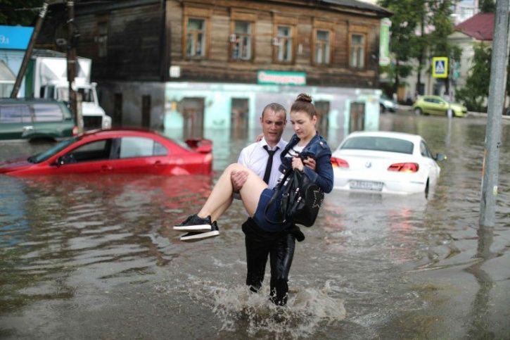 While Fans Cheered Their Favourite Teams, This Man Rescued Two Women ...