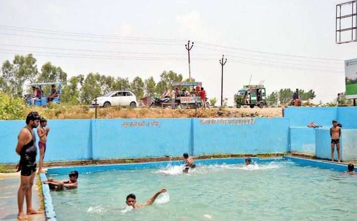 Amid Scorching Heat UP Farmers Are Building 'Desi Swimming Pools' To ...