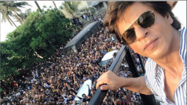 The Crazy Crowd Outside SRK's Mannat Since Decades Prove He's The Most ...