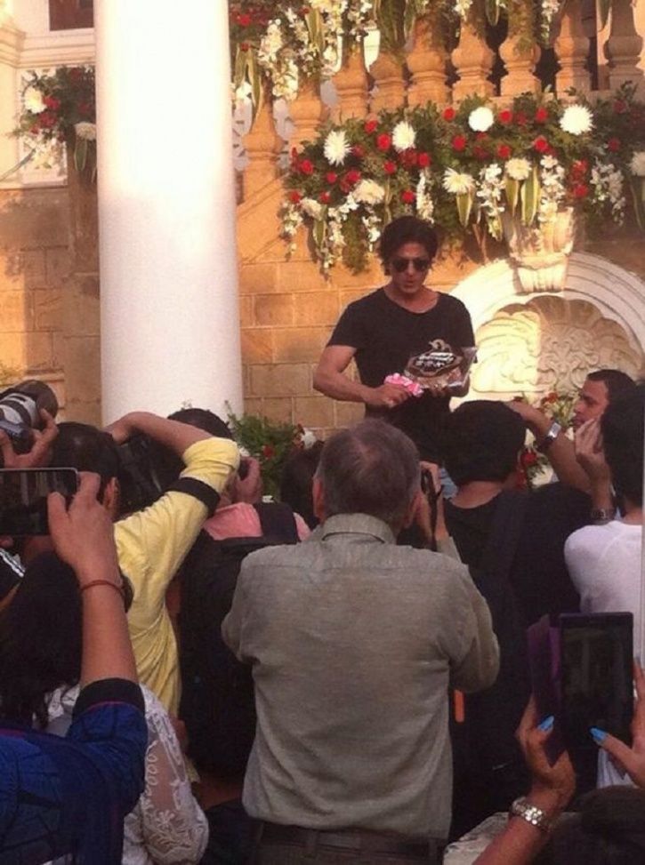 The Crazy Crowd Outside SRK's Mannat Since Decades Prove He's The Most ...
