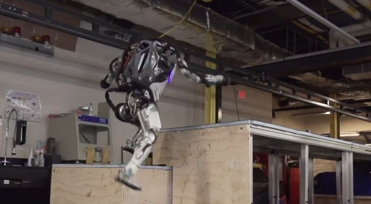 Boston Dynamics' Atlas Robot Can Now Do Parkour, And It Is Terrifyingly ...